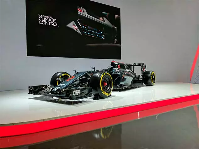 Vandoornes Nummer steht bereits auf einem MP4-31 auf dem Brüsseler Autosalon 73178_4