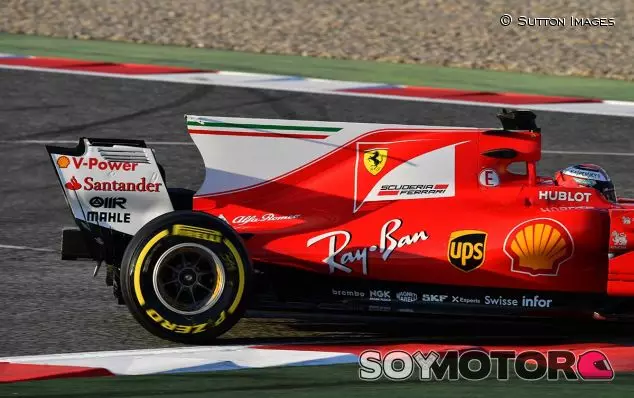 Kimi Räikkönen gyda'r Ferrari SF70-H - SoyMotor