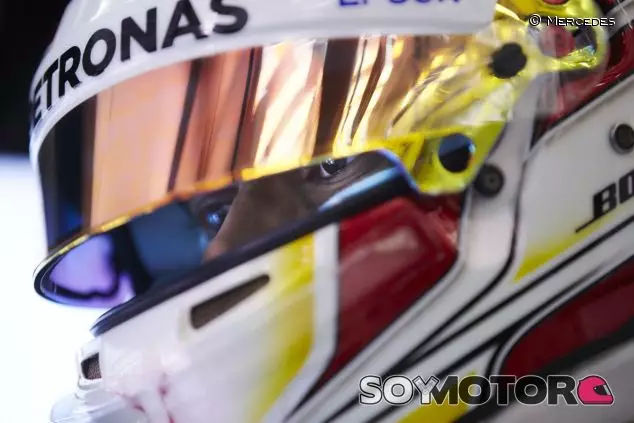 Um close de Hamilton em seu capacete - LaF1