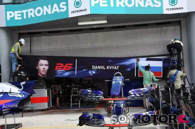 Daniil Kvyats Garage i Sepang