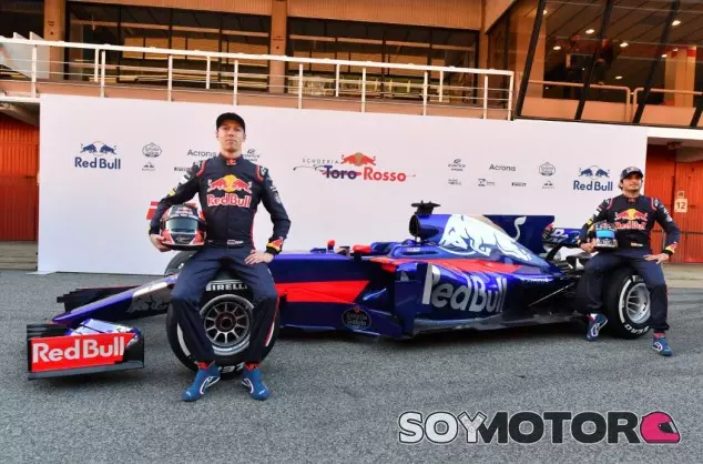 Kvyat 和 Sainz 与新款 STR12 合影 - SoyMotor