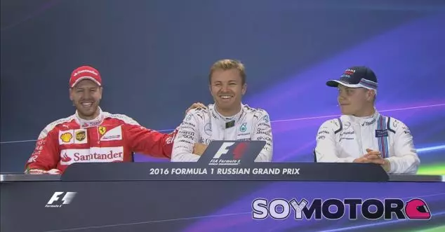 Sebastianas Vettelis, Nico Rosbergas ir Valtteri Bottas spaudos konferencijoje - LaF1