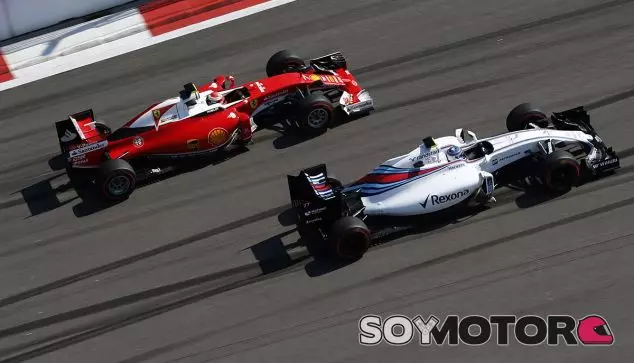 Valtteri Bottas ប្រយុទ្ធជាមួយ Kimi Räikkönen នៅប្រទេសរុស្ស៊ី - LaF1