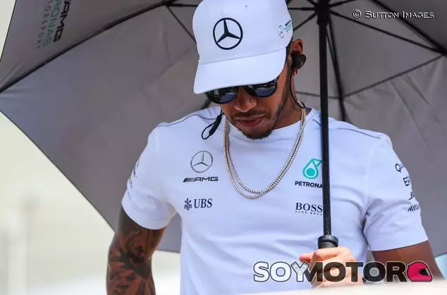 Hamilton, sjenerøs med Bottas: