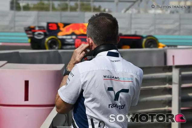 Paddy Lowe watches Daniel Ricciardo at the Abu Dhabi test - SoyMotor