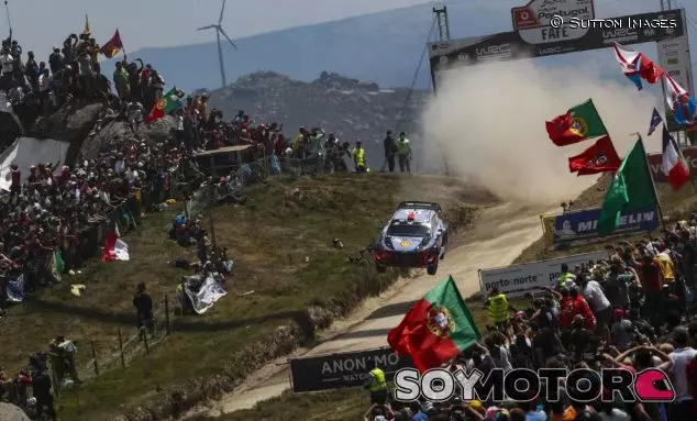 Dani Sordo's sprong in Fafe, in de Rally van Portugal 2018