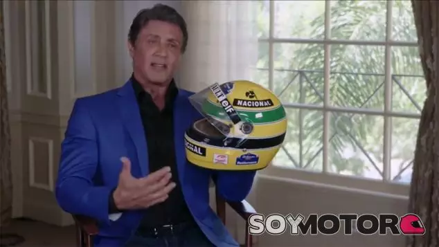 Sylvester Stallone com o capacete que Ayrton Senna lhe deu - LAF1