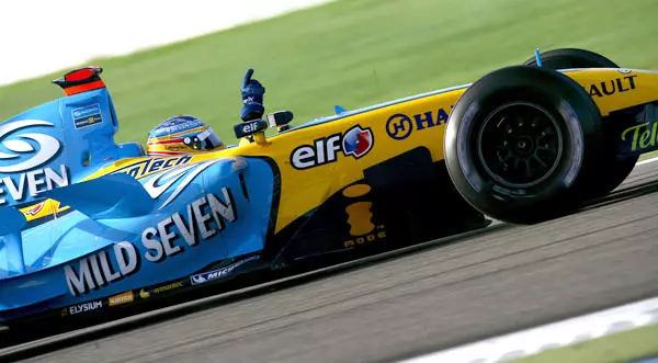 Fernando Alonso yn ennill am y tro cyntaf gydag injans V8 yn Bahrain 2006