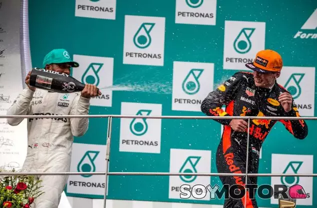 Lewis Hamilton agus Max Verstappen ag Sepang