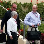 Bernie Ecclestone a Donald Mackenzie yn 2006 - LaF1