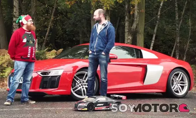 L'Audi R8 V10 posa accanto al suo fratellino radiocomandato. Piccolo, ma robusto: SoyMotor