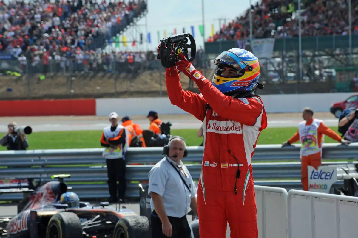 Fernando Alonso vergeet Ferrari op sociale netwerken