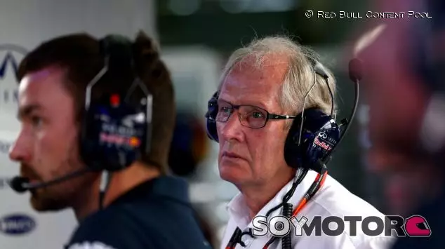 Helmut Marko u boksu Red Bulla tijekom VN Malezije - LaF1.es