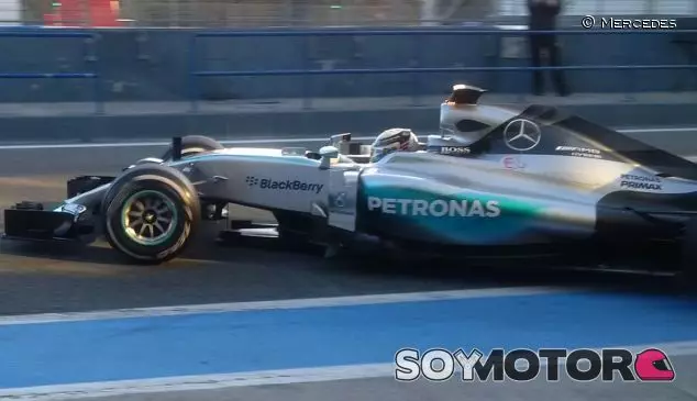 Lewis Hamilton irante al la aŭtoveturejo ĉe Jerez - LaF1.es
