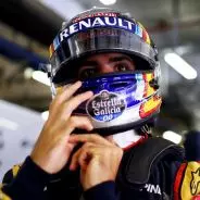 Carlos Sainz ෂැංහයි - LaF1 හි ක්‍රියාත්මක වීමට ඔහුගේ හිස්වැස්ම පැළඳ සිටී