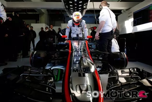 Butono en la skatolo elirante la MP4-30 - LaF1.es