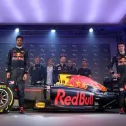 Daniel Ricciardo e Daniil Kvyat posam ao lado de um RB11 decorado com as cores de 2016 - LaF1