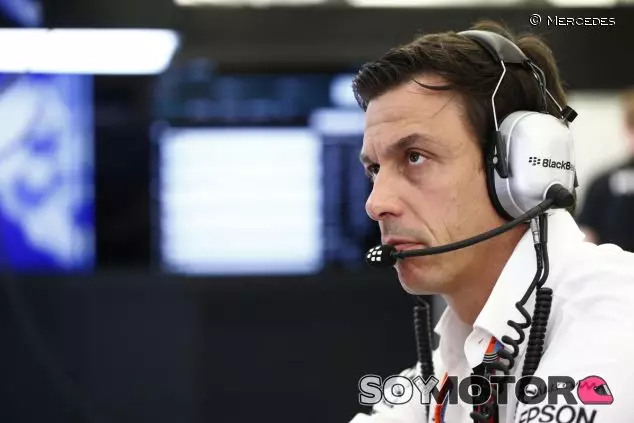 Toto Wolff i Mercedes-boksen under Bahrain GP - LaF1