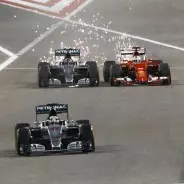 Un dels moments del GP de Baréin va ser aquest ajustat avançament de Rosberg a Vettel amb Hamilton sortint del pit lane - LaF1