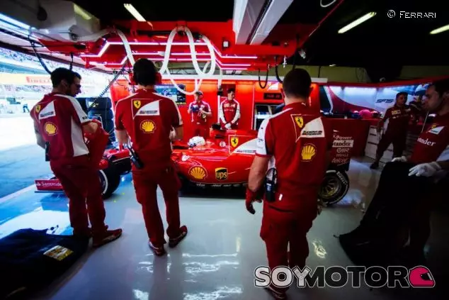 Barselonada Fettelin avtomobilinin yanında Ferrari mexanikləri - LaF1