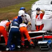 Medici e steward assistono Jules sul luogo dell'incidente - LaF1