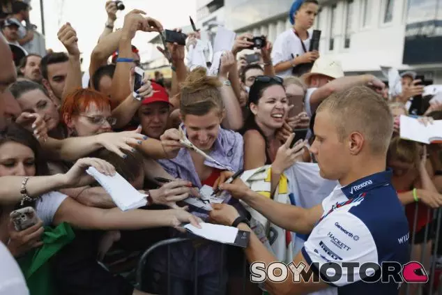 Валтэры Ботас раздае аўтографы венгерскім заўзятарам - LaF1