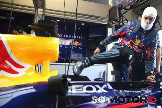 Daniel Ricciardo sa už dostal na Red Bull RB9 v testoch v Silverstone