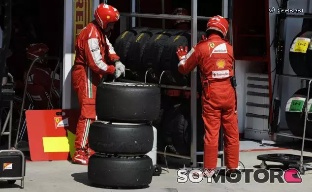 Ferrari-mekanikere vælger dæk til den ungarske GP