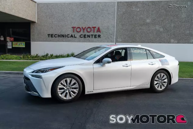 Toyota Mirai გინესის მსოფლიო რეკორდი: 1360 კილომეტრი წყალბადის ერთ ავზზე