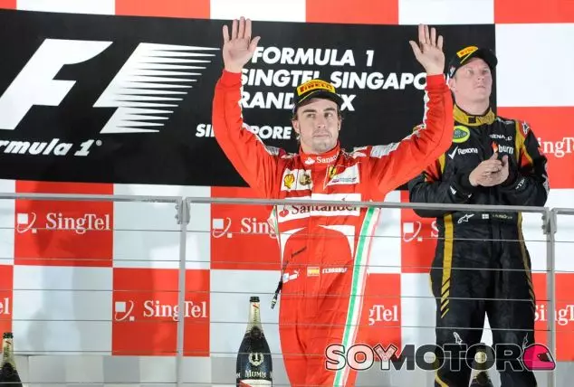 Fernando Alonso na Kimi Räikkönen kwenye jukwaa huko Singapore - LaF1