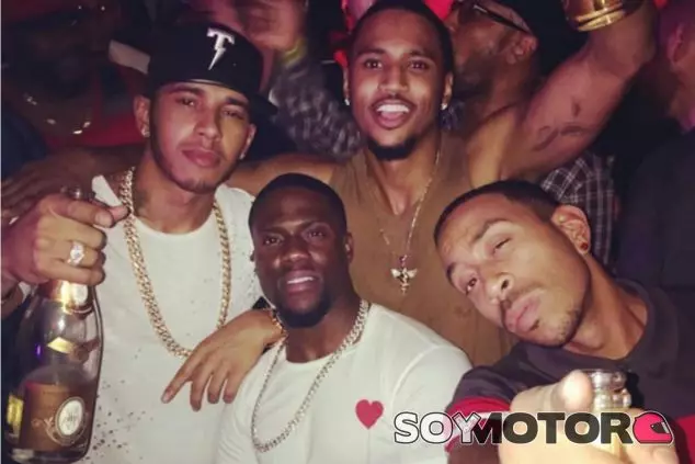 Lewis Hamilton, festejando com seus amigos - LaF1