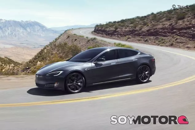 Tesla nganonaktipkeun Autopilot tina modél S anu kadua anu ngagaduhan éta