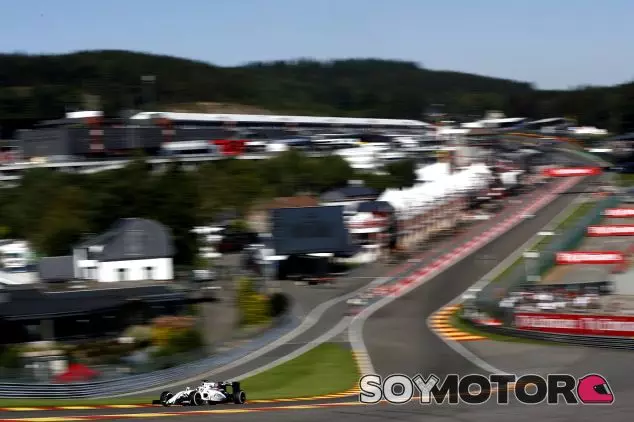 Felipe Massa i full fart i Eau Rouge - LaF1.es