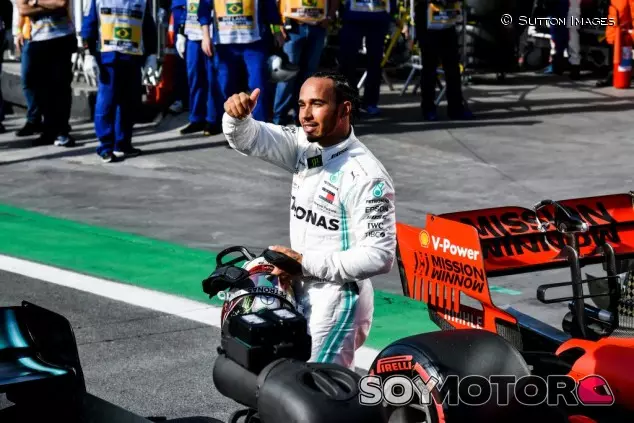 Teamestroj elektas Hamilton kiel la plej bonan ŝoforon de 2019