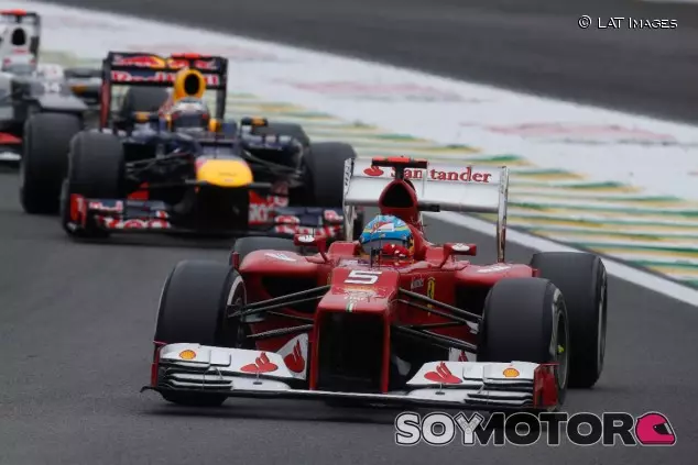 Fernando Alonso a Sebastian Vettel na GP Brazílie 2012