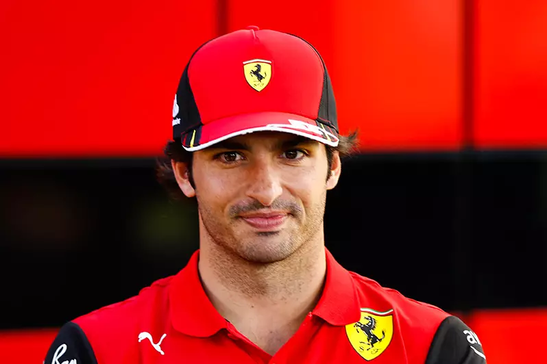 OFFICIAL: Carlos Sainz renews with Ferrari until 2024‎
