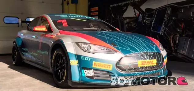 Di Grassi och Payá testar Tesla Model S i Electric GT