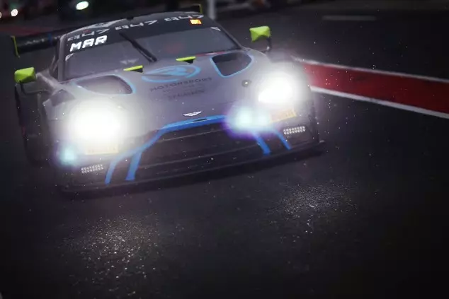 HWA e kopa DTM ho matha le R-Motorsport's Aston Martin Vantage