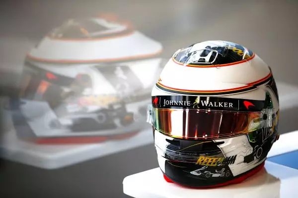 Vandoorne, evindeki ilk GP'sinde kask takdim etti 82399_5