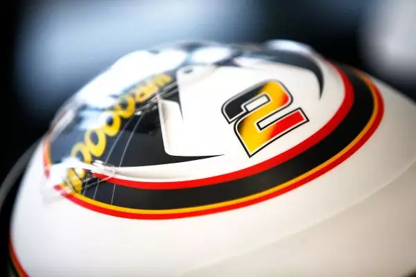 Vandoorne, evindeki ilk GP'sinde kask takdim etti 82399_6