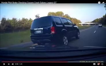 VIDEO: He brakes to scare his pursuer and causes a serious accident