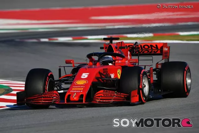 Sebastian Vettel a Circuit de Barcelona-Catalunya versenyen