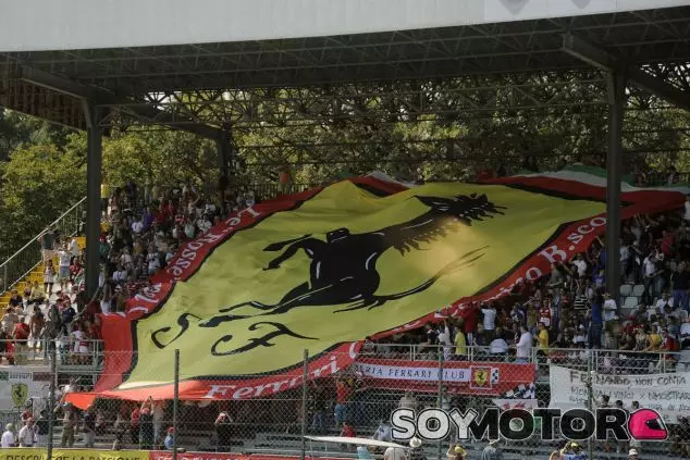 Ferrari-fans under en italiensk GP på Monza