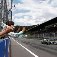 Nico Rosberg ข้ามเส้นชัยของ Austrian Grand Prix - LaF1