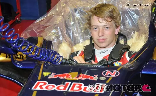 Daniel Kvyat ao amin'ny Toro Rosso STR8