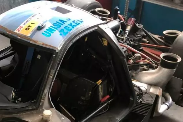 Ang kanhi drayber sa F1 nga si Érik Comas nag-uli sa Nissan R390 GT1 alang sa Le Mans