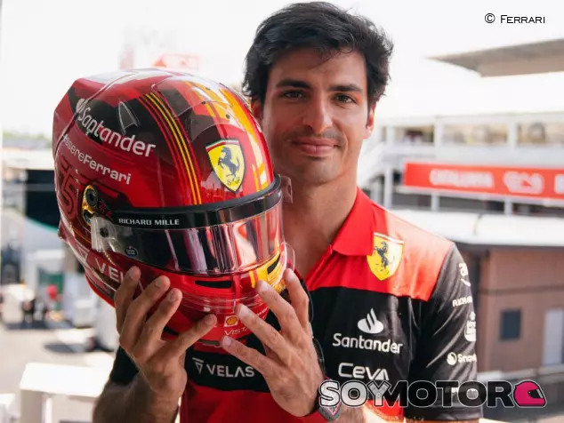 Carlos Sainz memperkenalkan topi keledar khasnya untuk GP Sepanyol