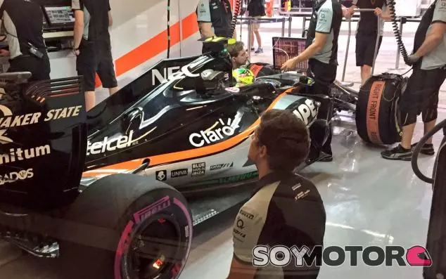 Pérezในกล่อง Force India ระหว่าง Abu Dhabi GP - LaF1