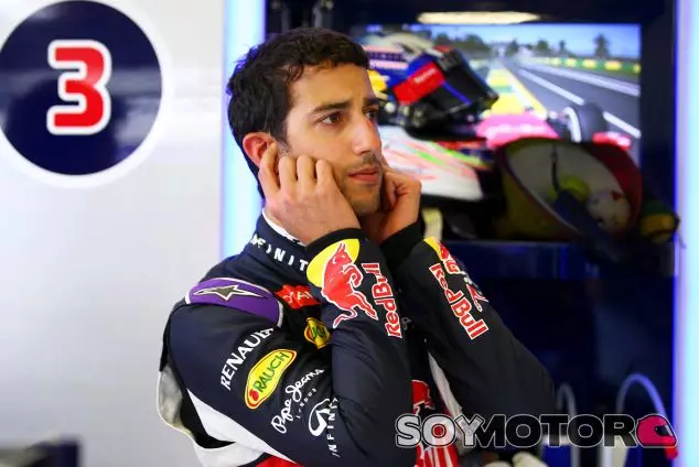 Daniel Ricciardo en sia skatolo dum la praktiksesio - LaF1.es