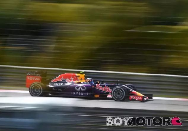 Daniil Kvyat avec le RB11 à Sepang - LaF1.es